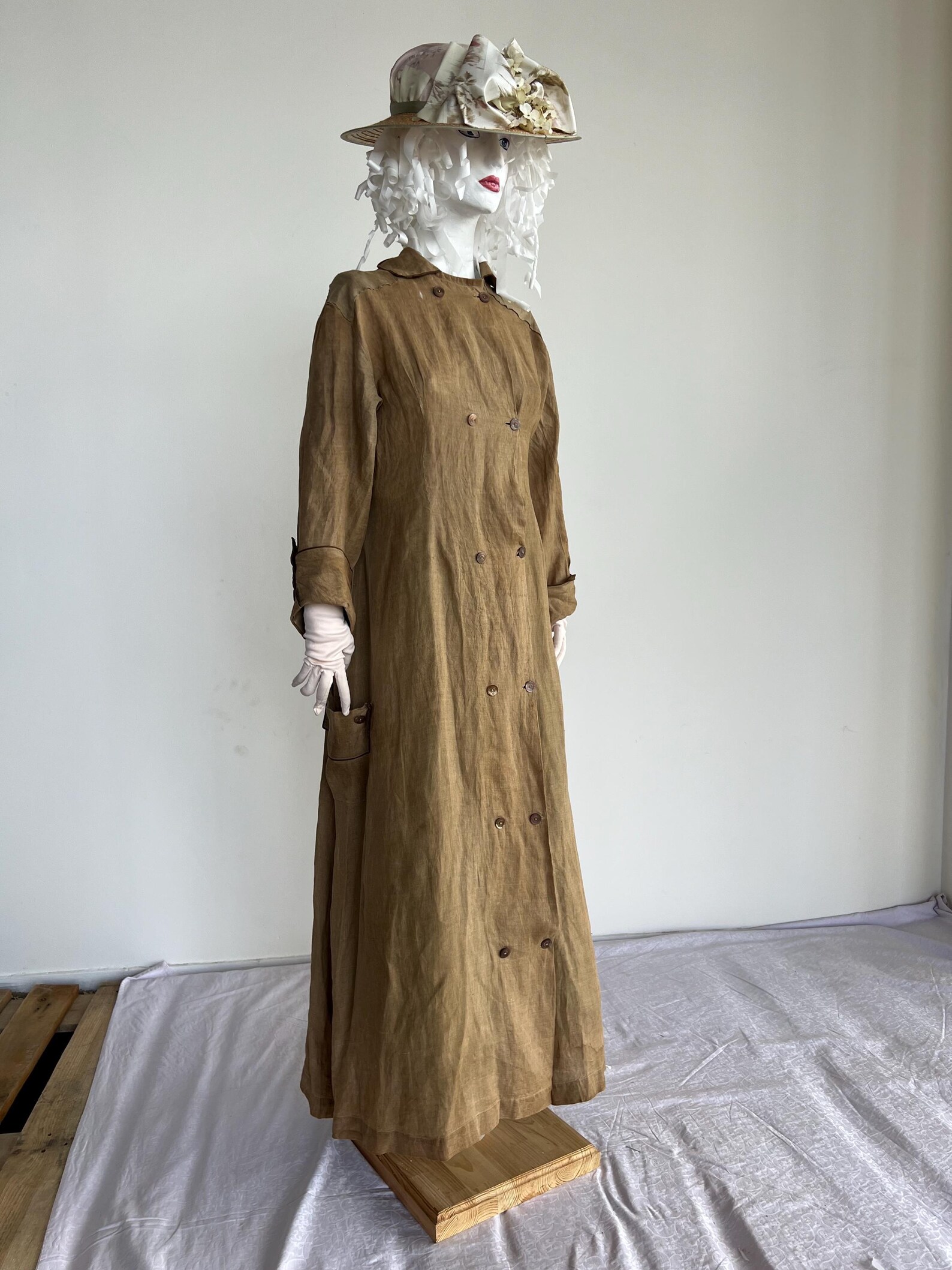 1880-1890. Summer Women's Duster Coat. Fabric: Rye-colored Linen ...