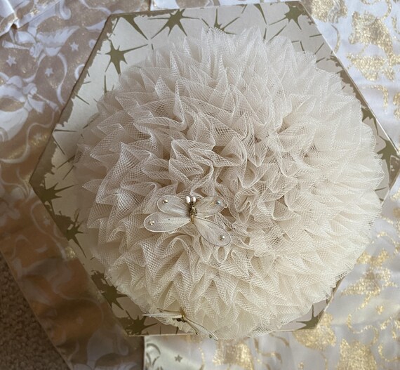 Vintage 1965 Jean Sutton Cream Tulle Hat with Removab… - Gem