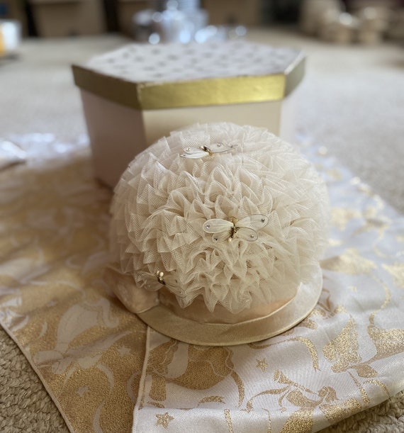 Vintage 1965 Jean Sutton Cream Tulle Hat with Removab… - Gem