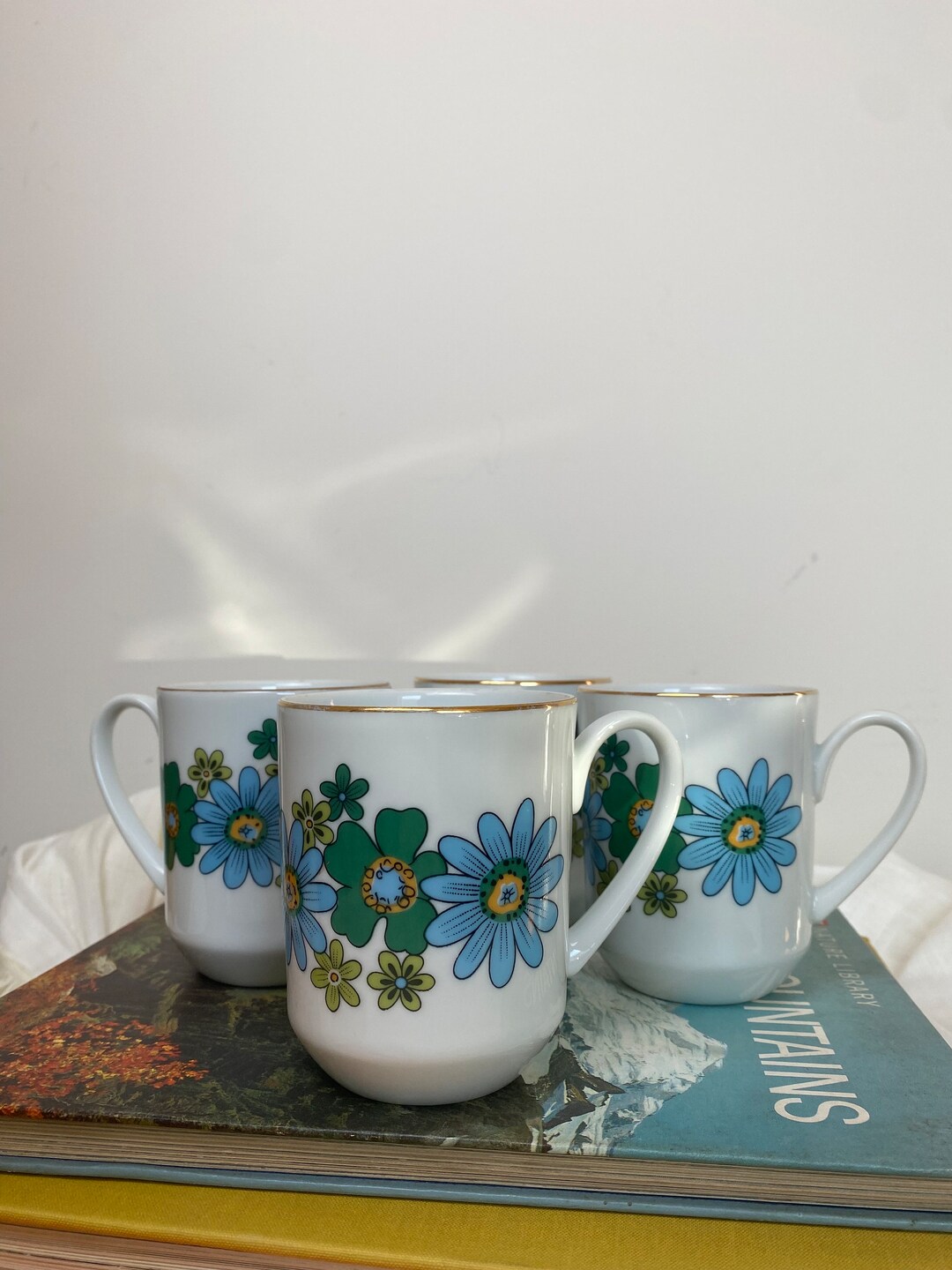 4 Vintage Retro Green and Blue Daisy Flower Power Mugs With Gold Trim ...