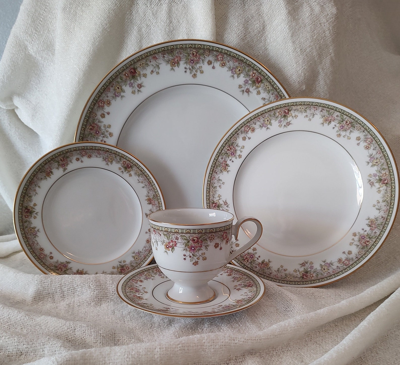 NORITAKE IRELAND Pattern Morning Jewel. Vintage Bone China. 4 Place ...