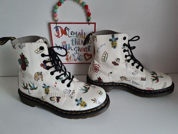 Dr Martens 1460 8 Hole Skull Louie Tattoo White Boots UK 7 Dr Martens 1460 8 Hole Skull Louie Tattoo White Boots UK 7