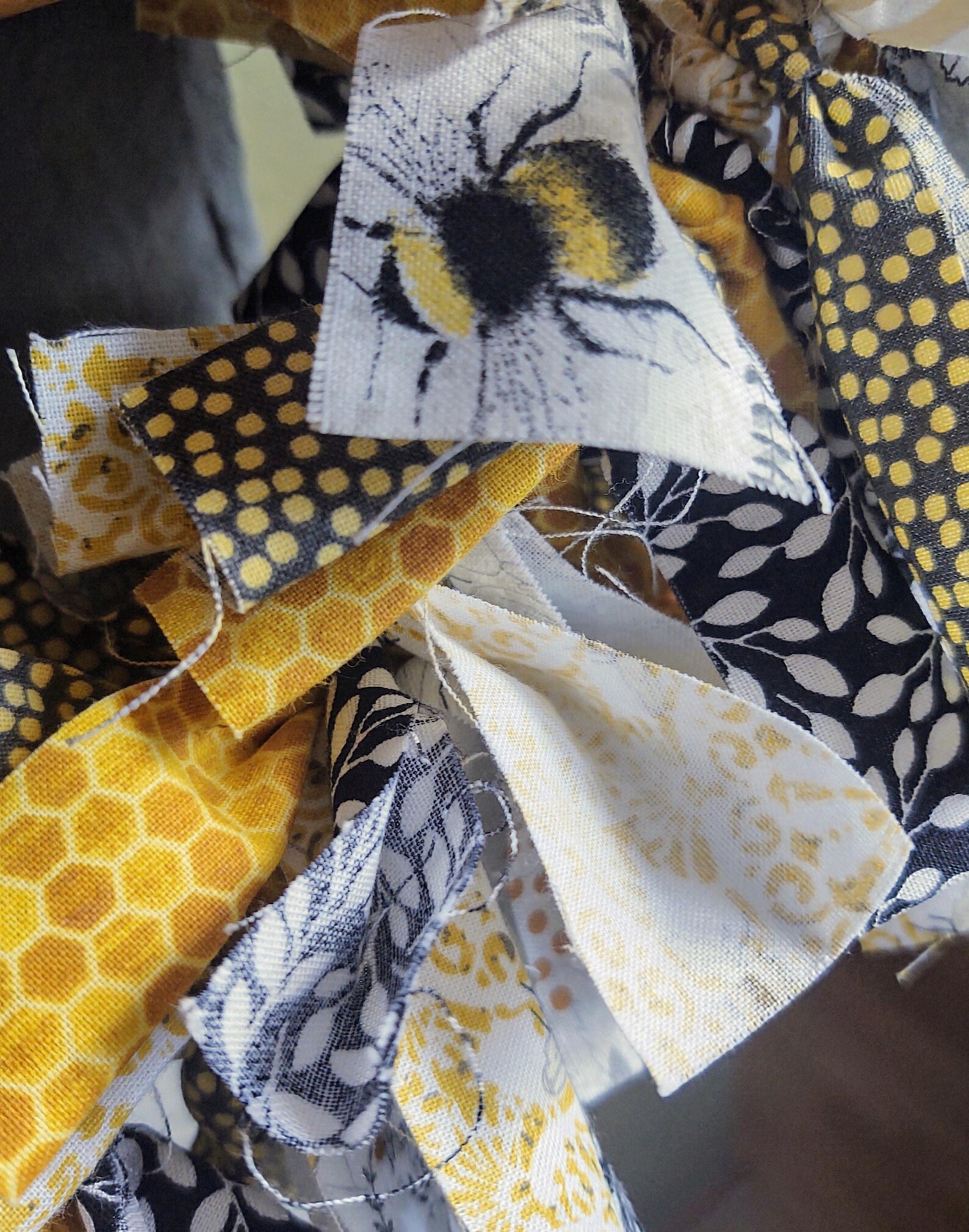 Farmhouse Look 6ft Rag-tied Garland, Country Garland, Bumble Bees ...