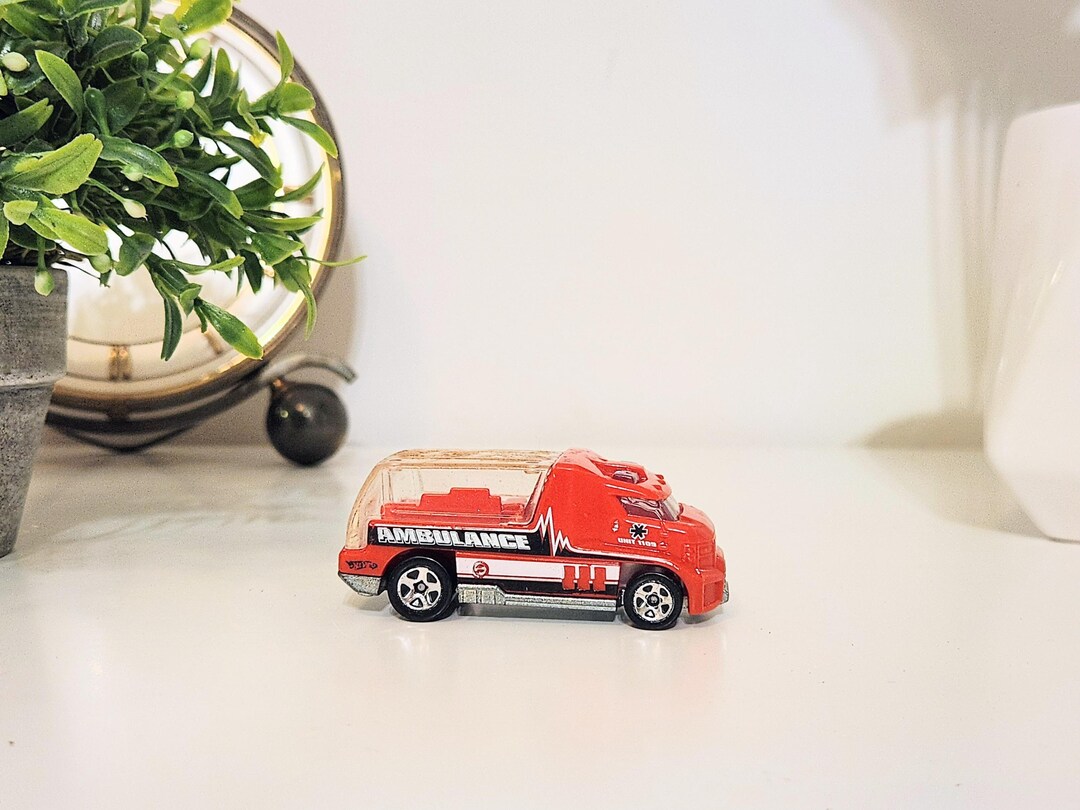 Hot Wheels Rapid Response Ambulance Red Diecast Emergency Rescue ...
