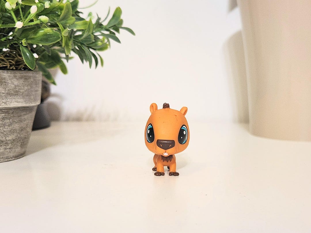 LPS #26 CAPSY BARA Capybara - Littlest Pet Shop Pets in the City ...