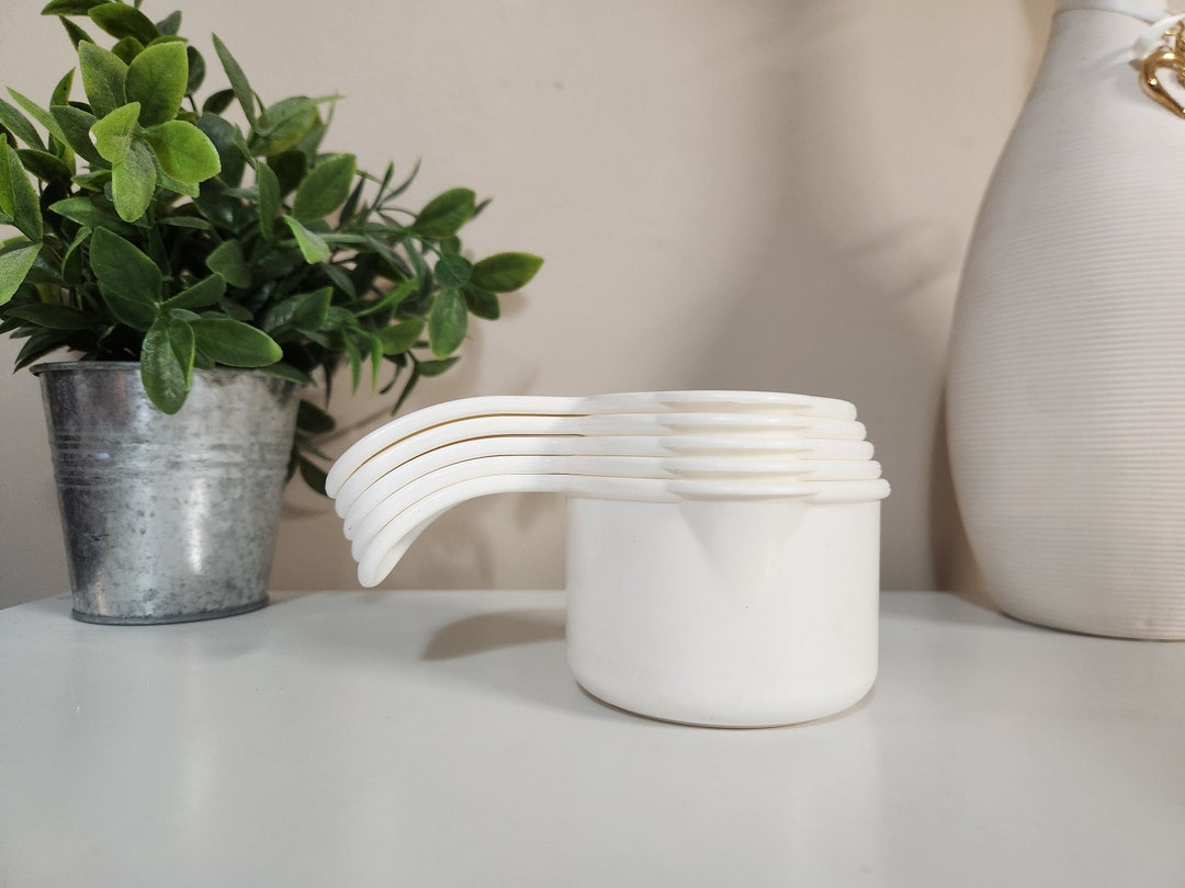Tupperware Measuring Cups With Curved Handles & Pour Spouts Set of 5 - Etsy