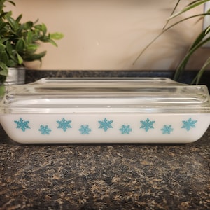 PYREX Turquoise on White Snowflake Space Saver Baking Dish Lid ...