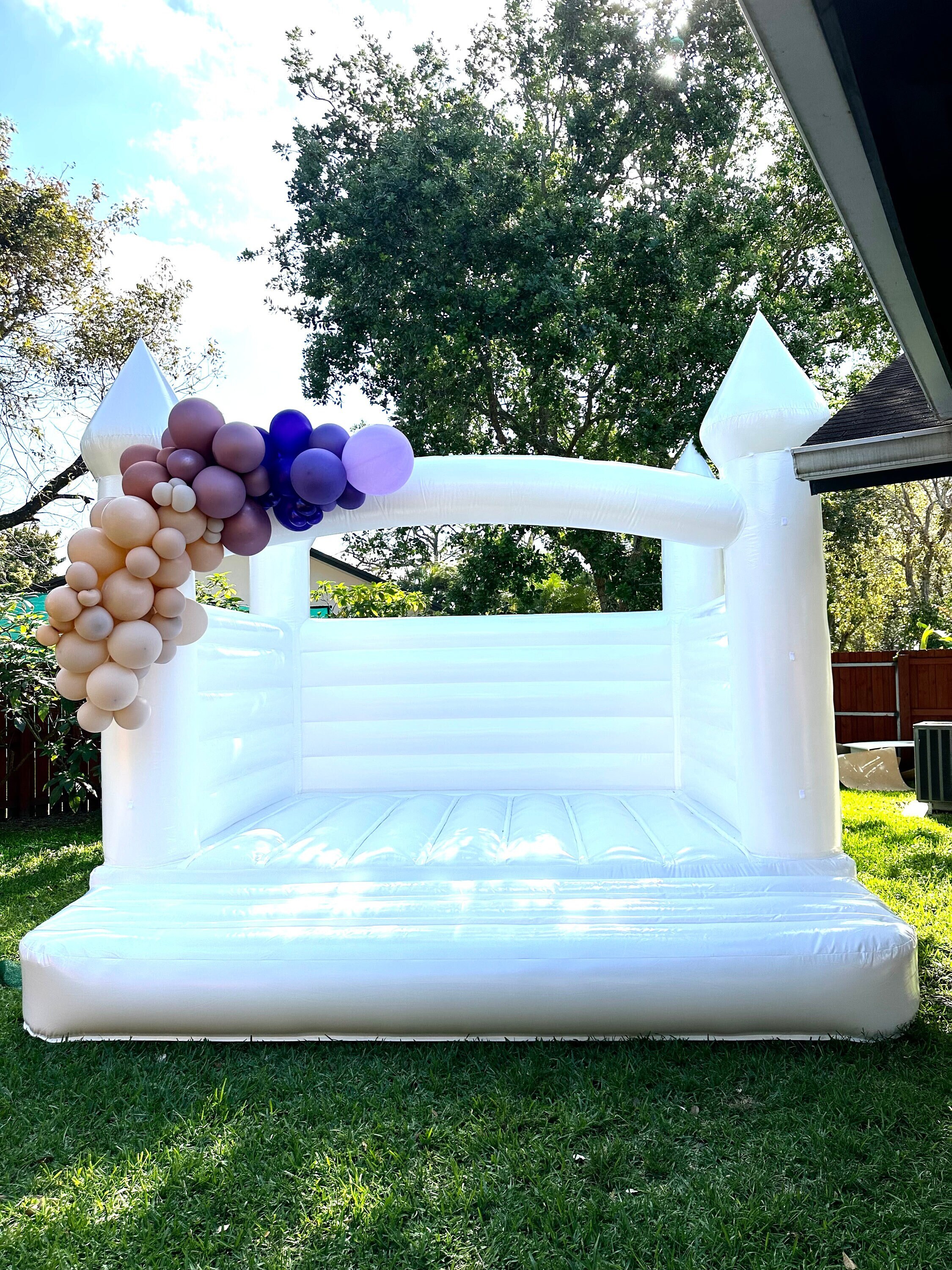 White Bounce House With Ballons Included. Only for R.e.n.t Miami Dade ...