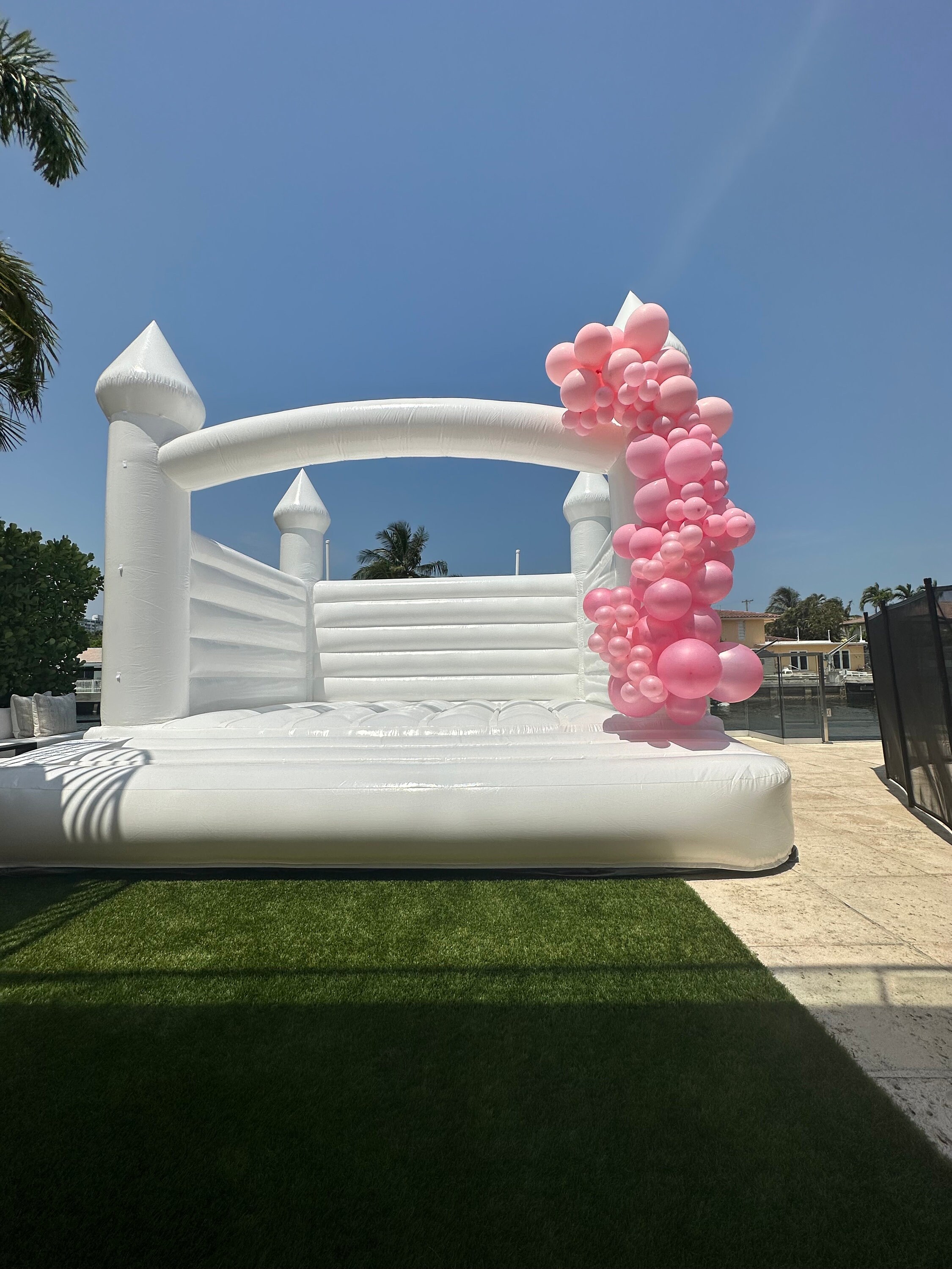 White Bounce House With Ballons Included. Only for R.e.n.t Miami Dade ...