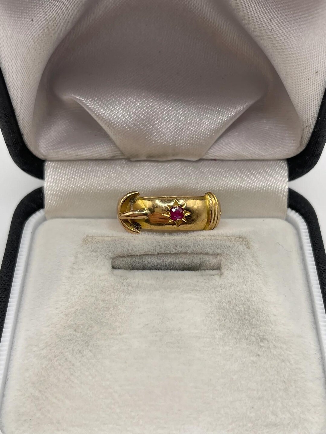 18ct Gold Ruby Buckle Ring - Etsy