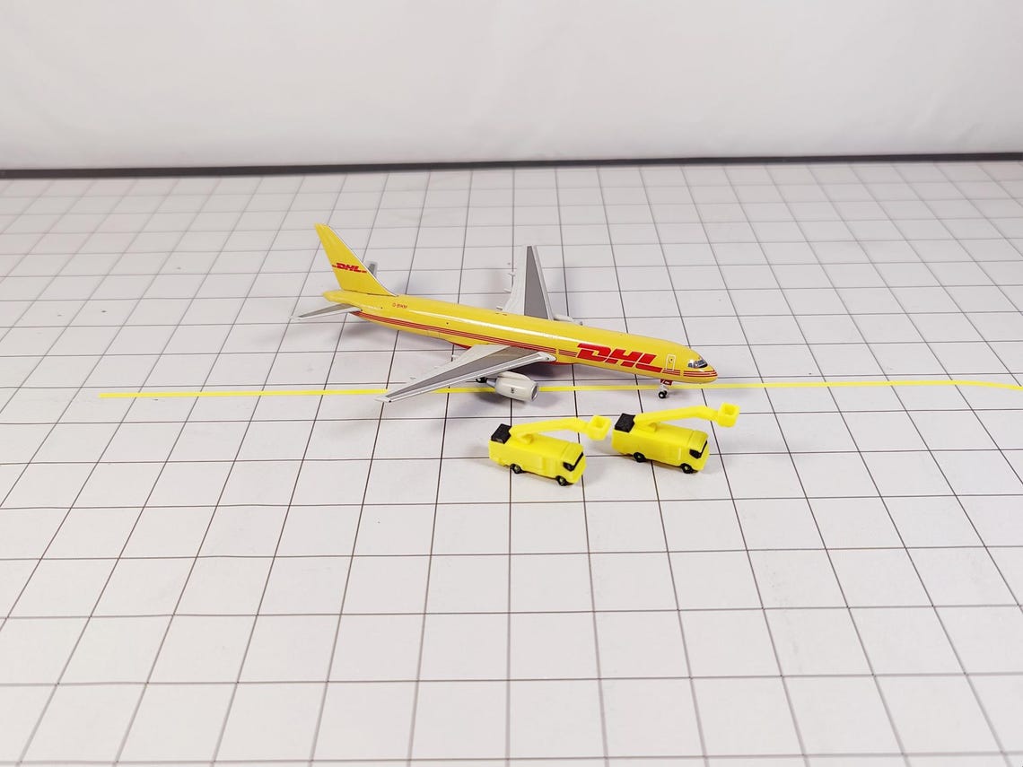 8x Yellow Aircraft DE-ICING Trucks GSE Ground Vehicle Models 1:400 ...