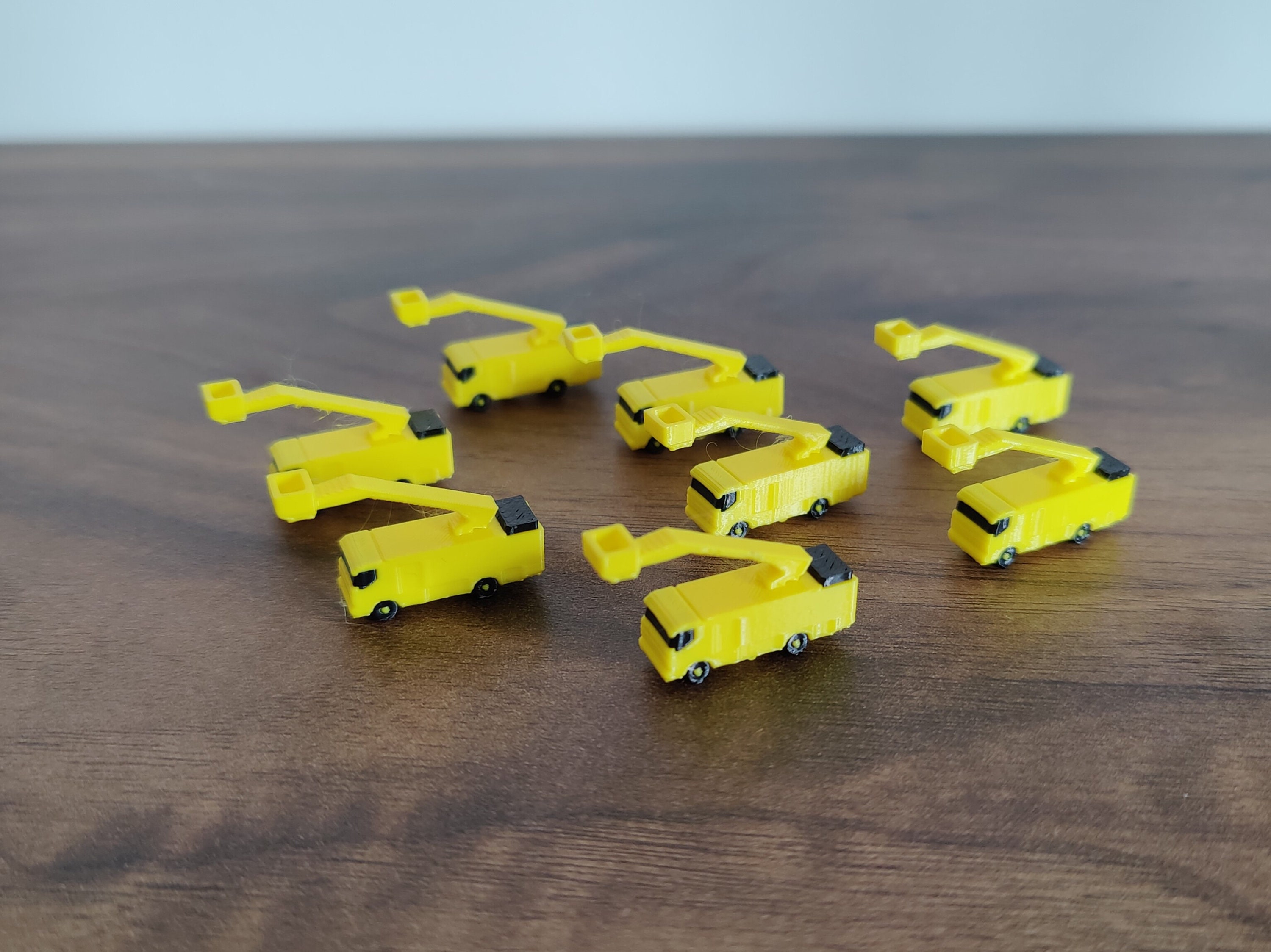 8x Yellow Aircraft DE-ICING Trucks GSE Ground Vehicle Models 1:400 ...