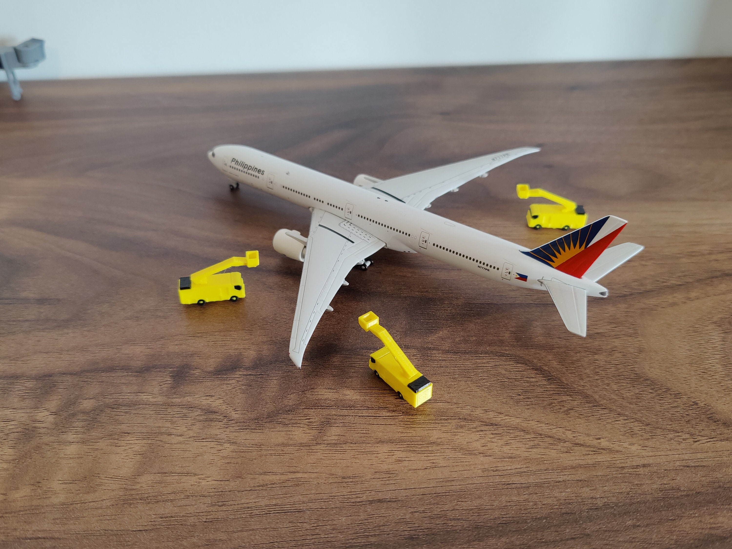 8x Yellow Aircraft DE-ICING Trucks GSE Ground Vehicle Models 1:400 ...