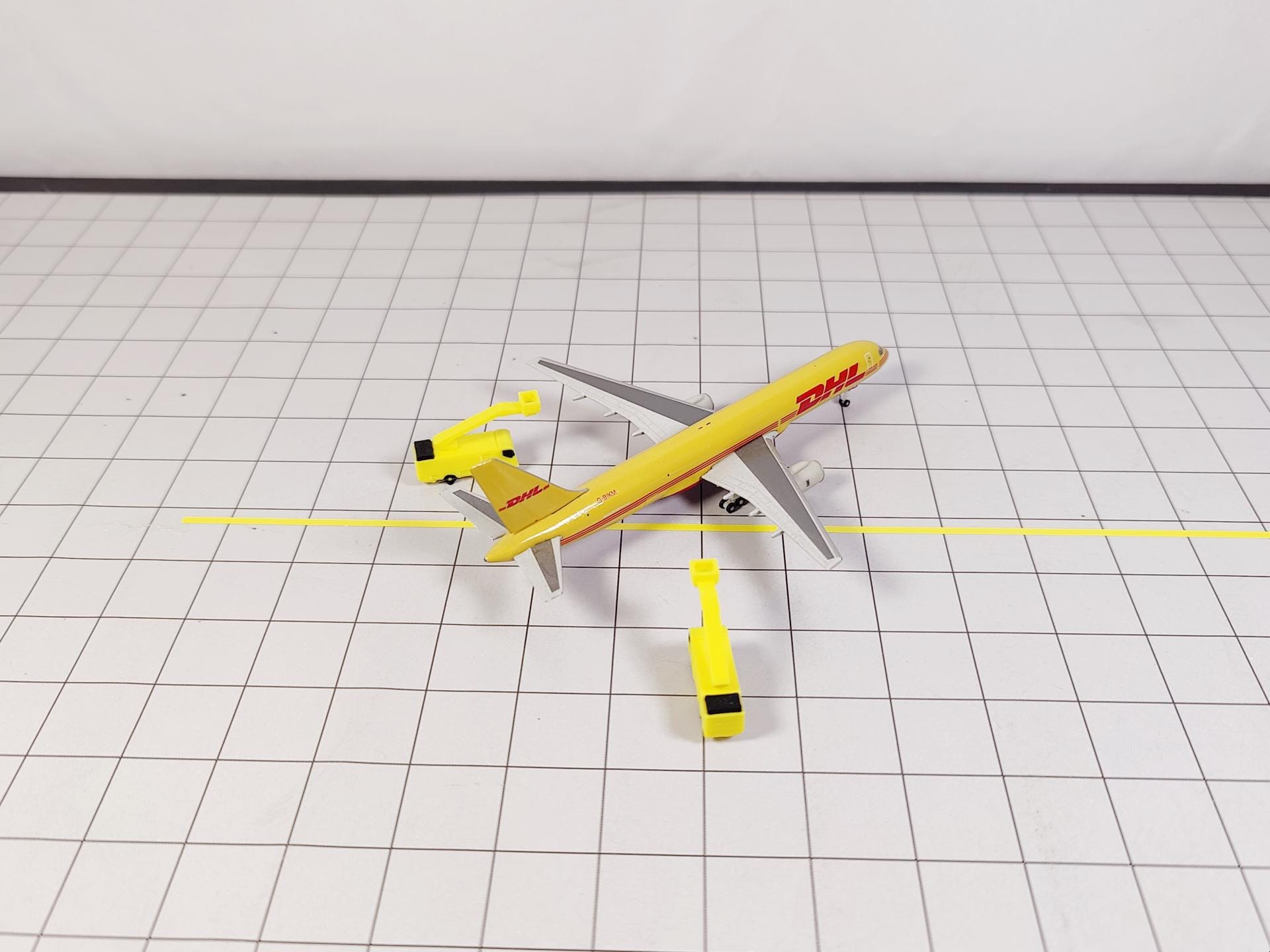 8x Yellow Aircraft DE-ICING Trucks GSE Ground Vehicle Models 1:400 ...