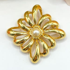 Vintage 1980s MONET Gold Toned Elegant Flower Brooch With Faux Pearl ...