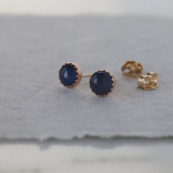 Gold sapphire stud earrings store