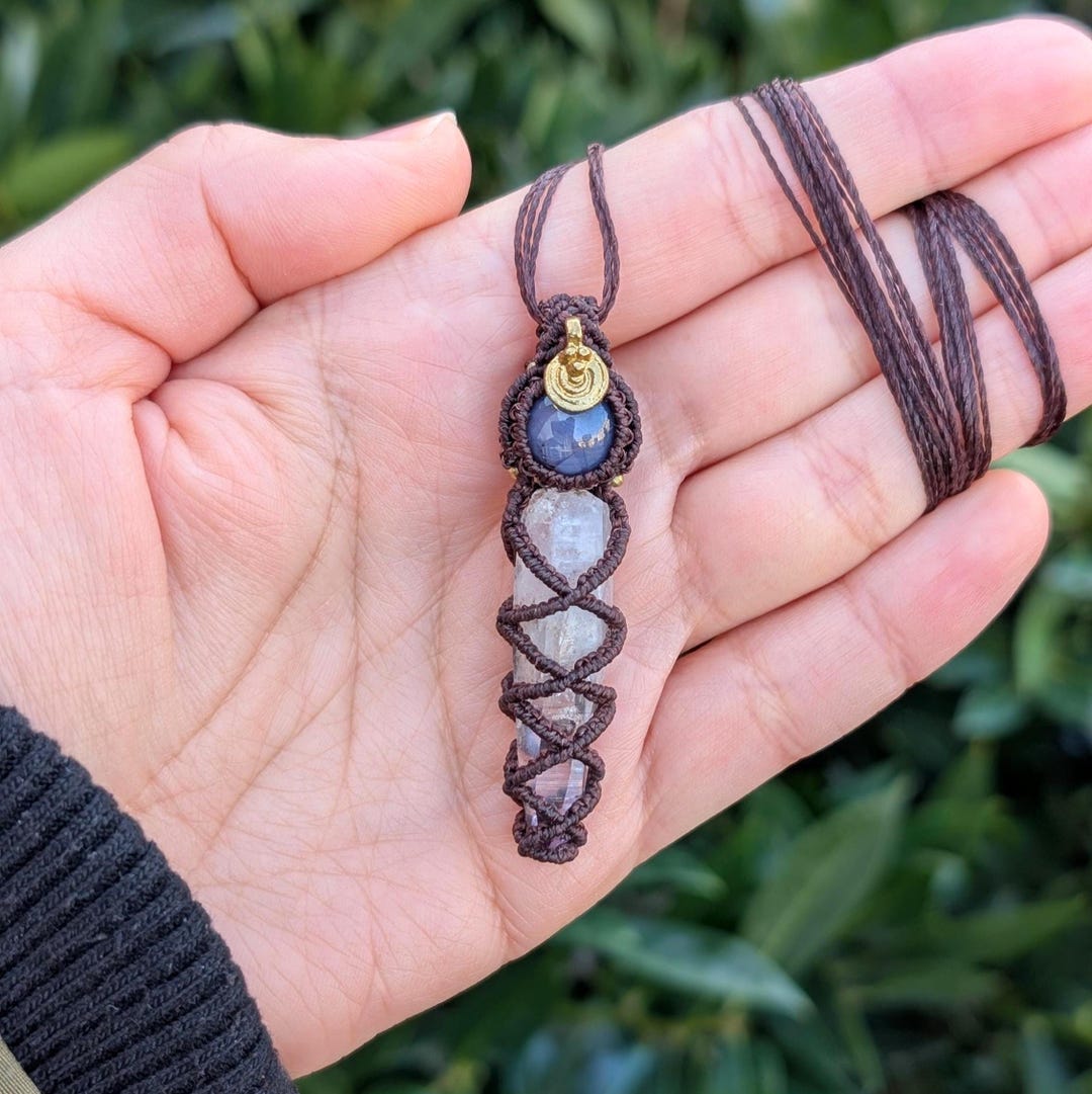 Collana in macramè con punta in zaffiro stellato e ametista Vera Cruz ...