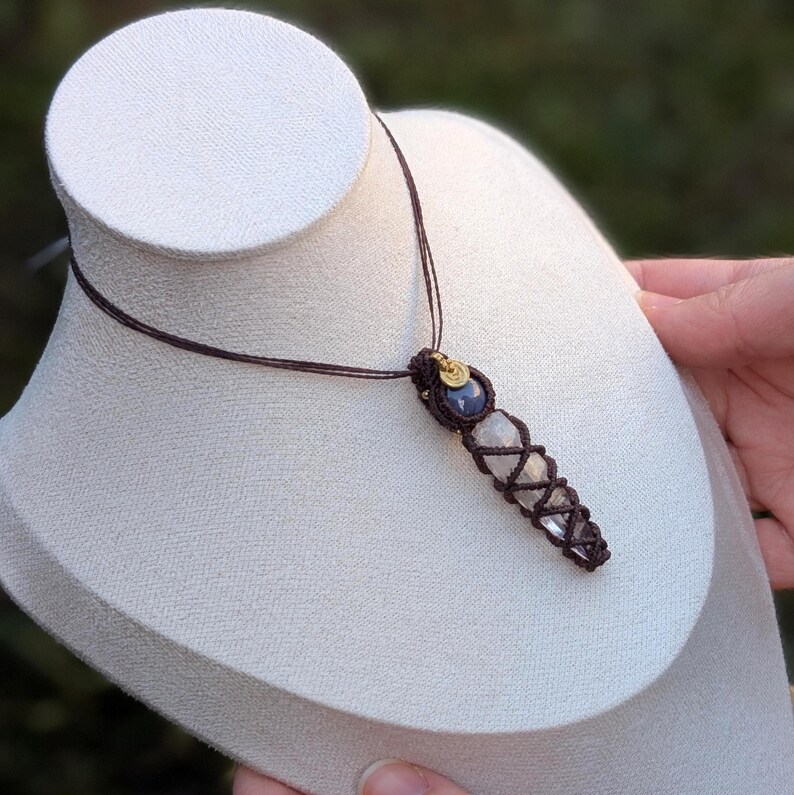 Collana in macramè con punta in zaffiro stellato e ametista Vera Cruz ...