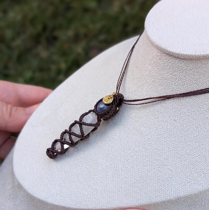 Collana in macramè con punta in zaffiro stellato e ametista Vera Cruz ...