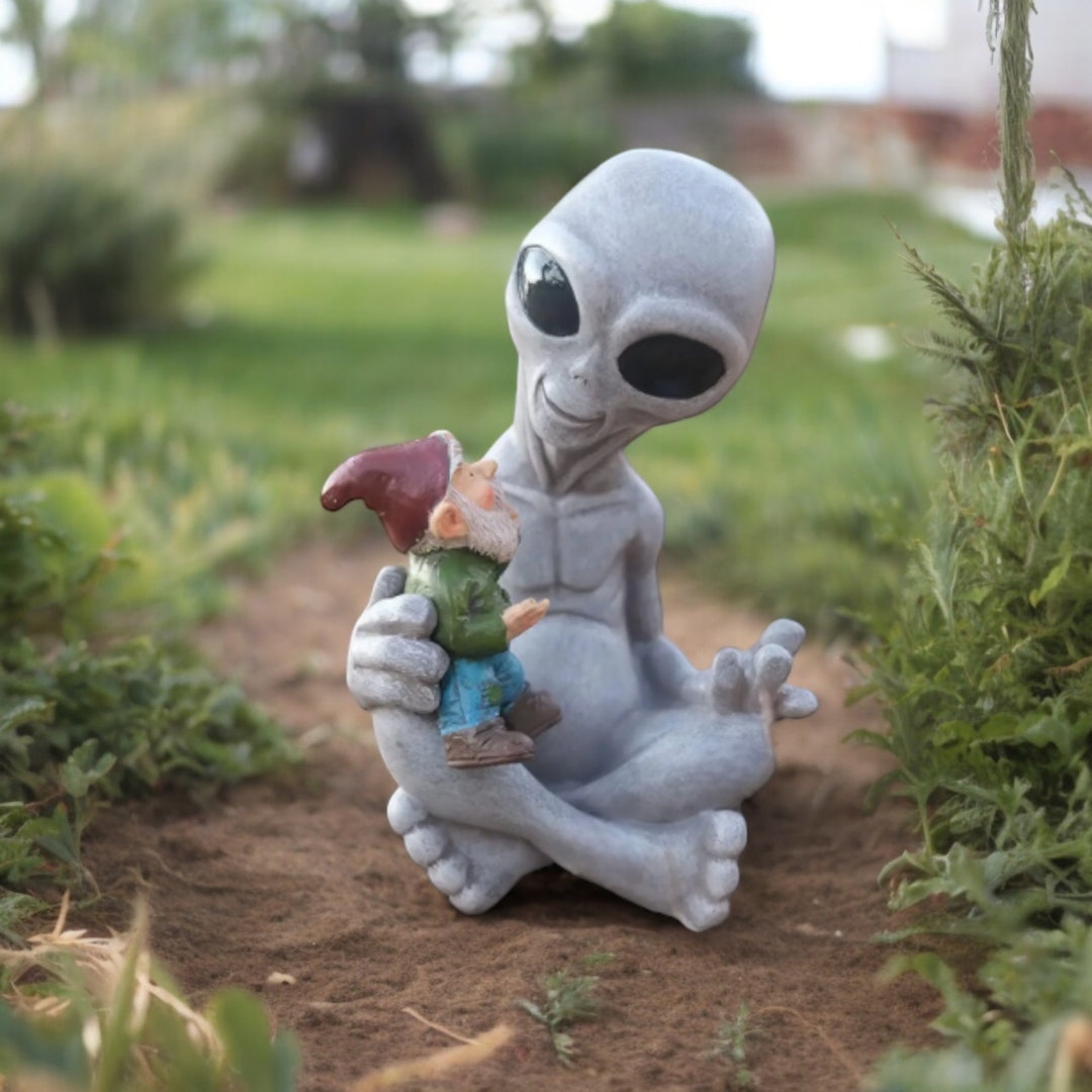 Alien Holding Dwarf Garden Statue Outdoor Yard Decor Lawn Decor Porch ...