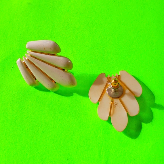 Vintage 1950s Art Deco Creamy Ivory White Fan Texture… - Gem