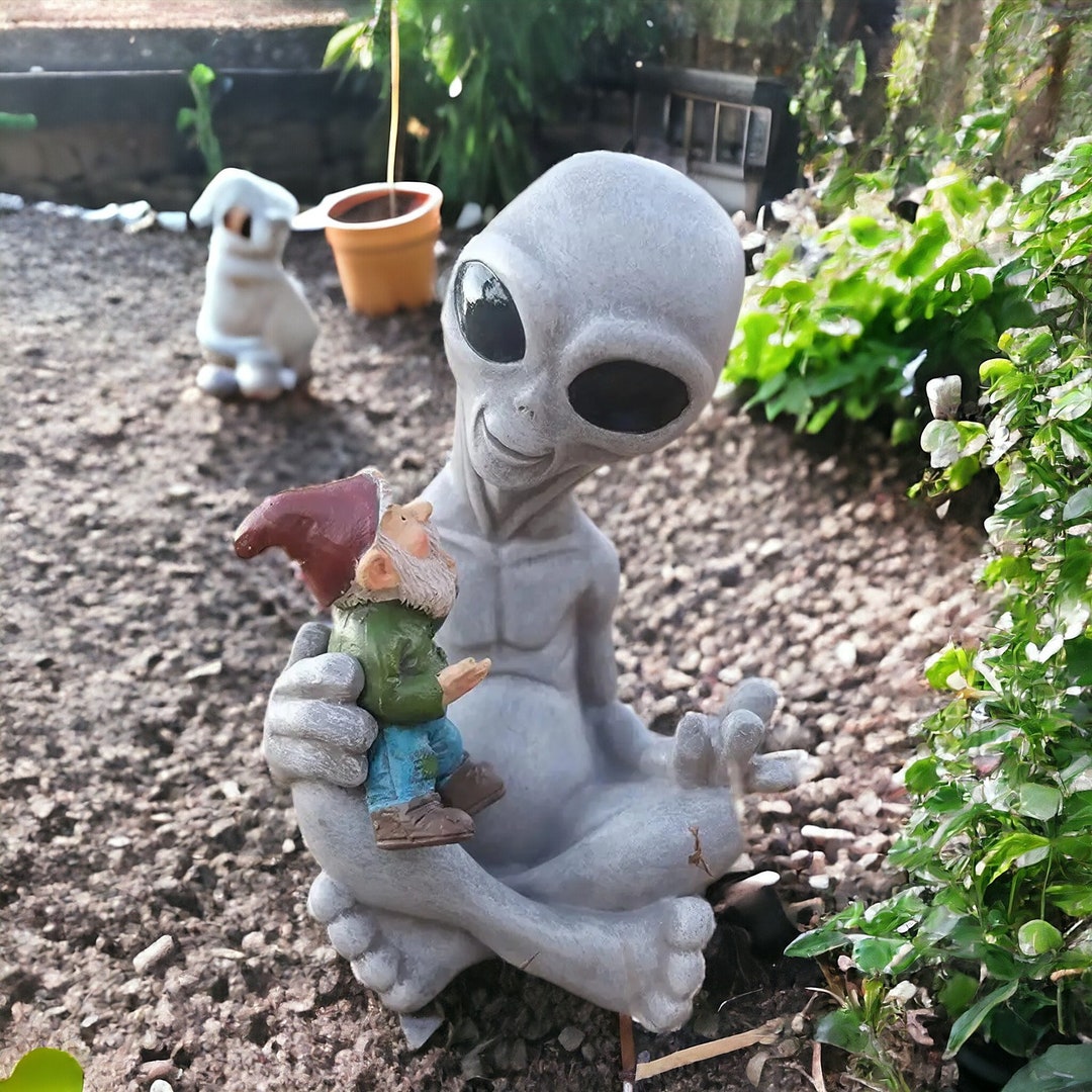 Alien Holding Dwarf Garden Statue, Outdoor Yard Decor, Lawn Decor ...