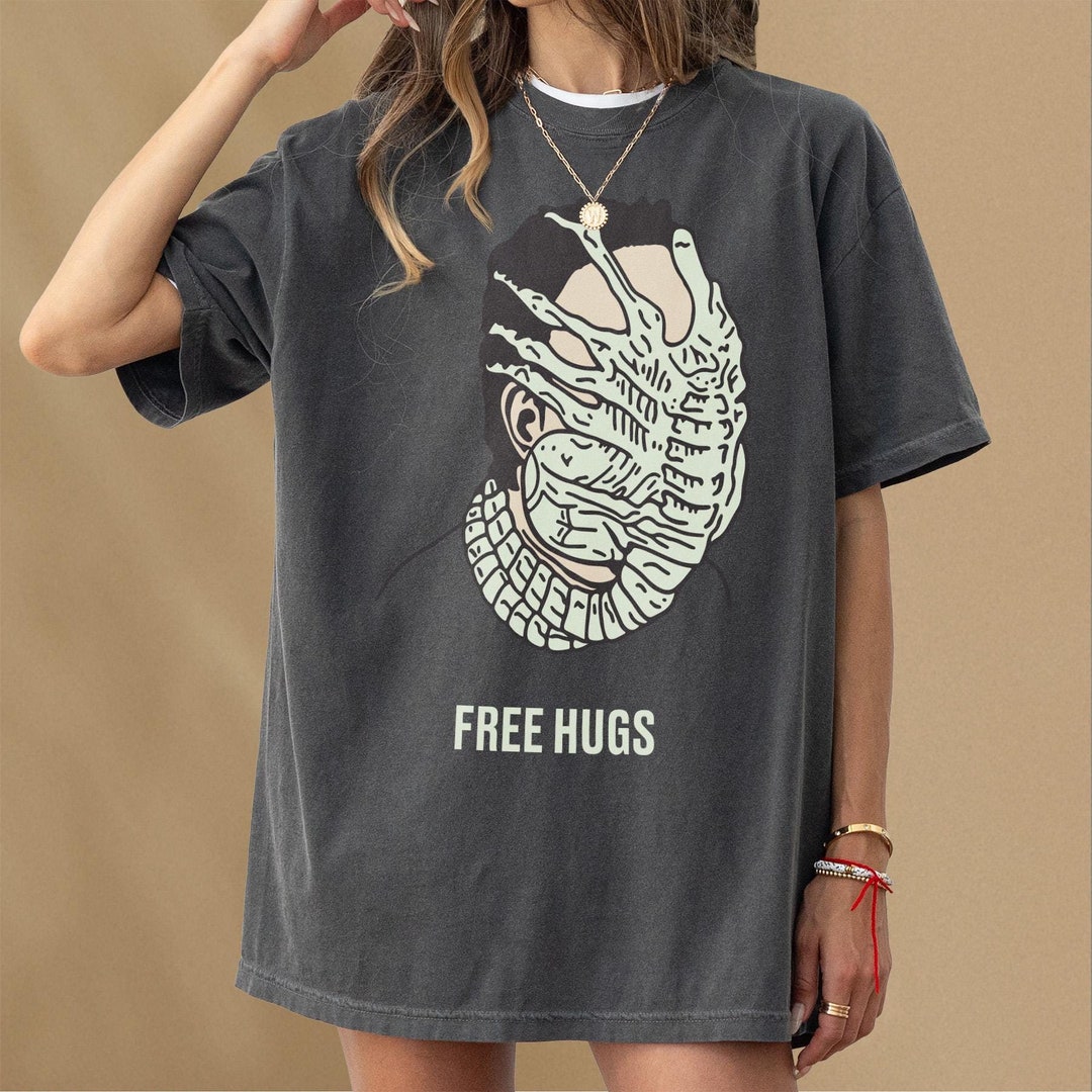 Alien Facehugger Graphic T-shirt, Funny Xenomorph Free Hugs Memorabilia ...