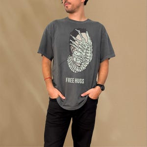 Alien Facehugger Graphic T-shirt, Funny Xenomorph Free Hugs Memorabilia ...