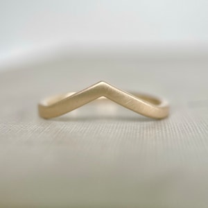 V Shaped Chevron Wedding or Stacking Ring in 10k 14k 18k Gold Platinum ...