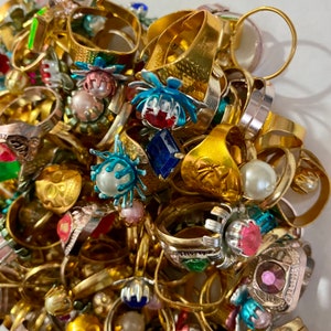 JEWELED TOY RINGS Vintage Vending Machine Gum Ball Treasure Dime Store ...