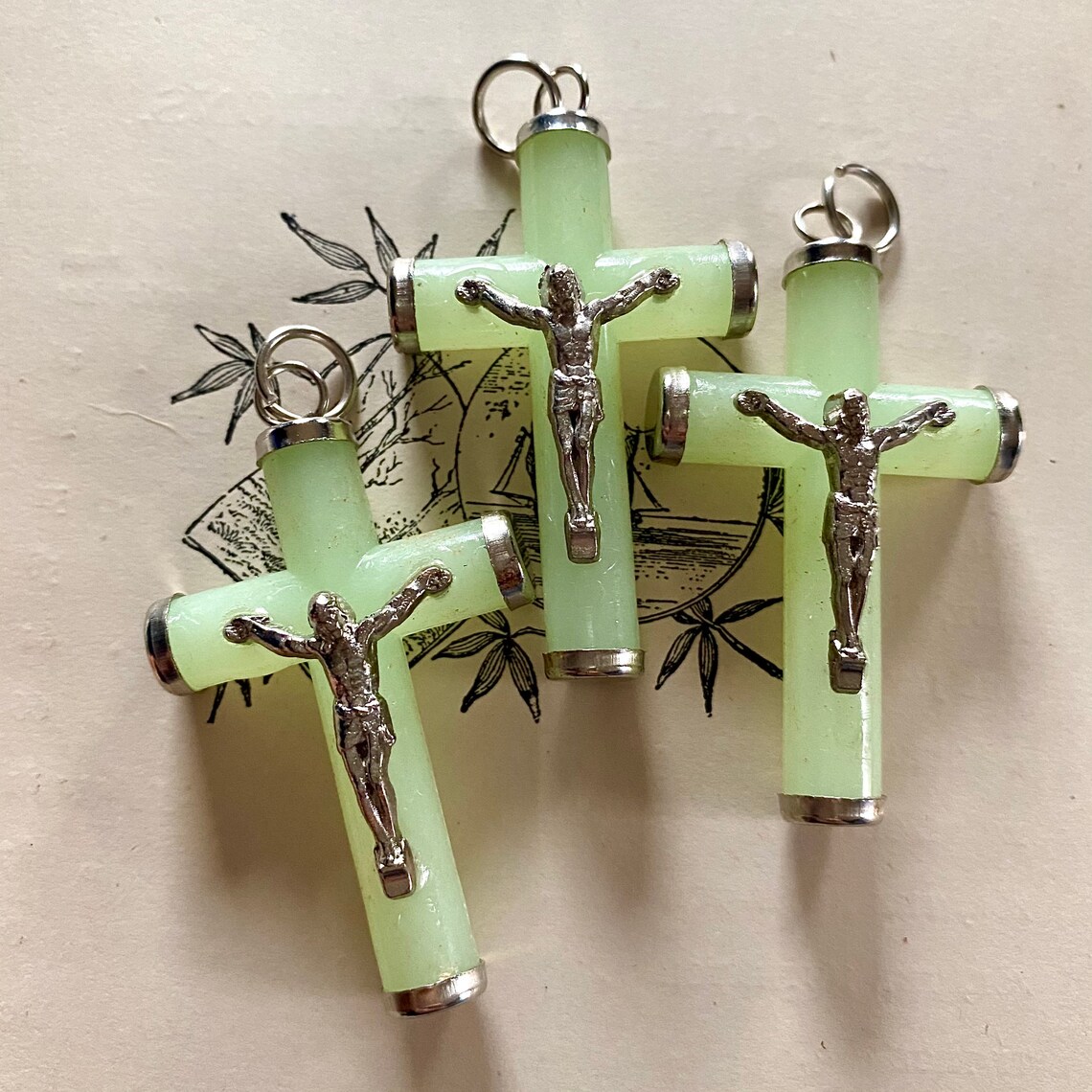 3pcs GLOWING PLASTIC CRUCIFIXES High Quality Metal Jesus Glow in the ...