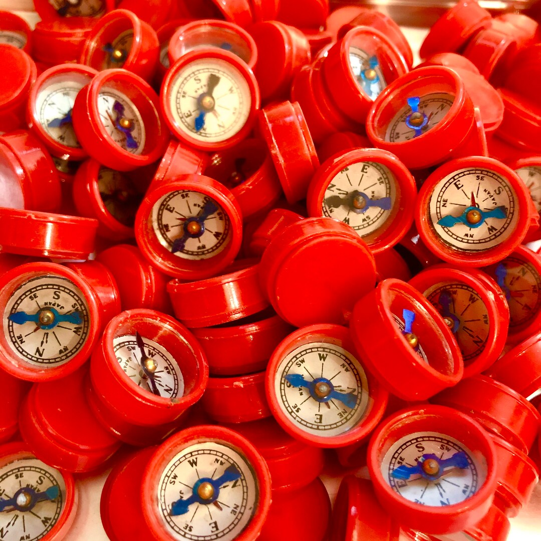 2pcs TINY PLASTIC COMPASSES Vintage Red Case Working Needle Super Tiny ...