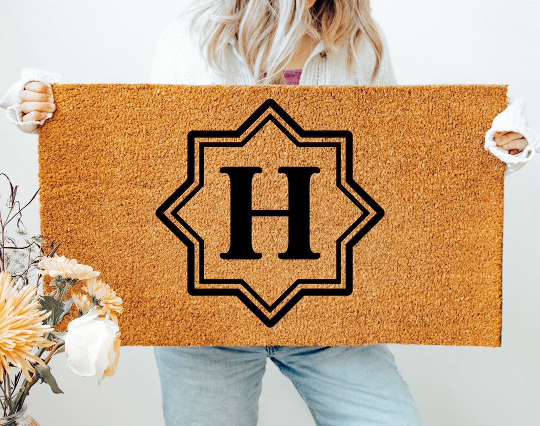 Personalized Wreath Initial Doormat, Letter Door Mat, Front Porch Decor ...