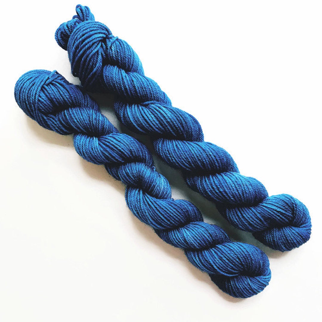 Mini madeja de hilo teñido a mano Twilight: lana merino azul verdoso ...