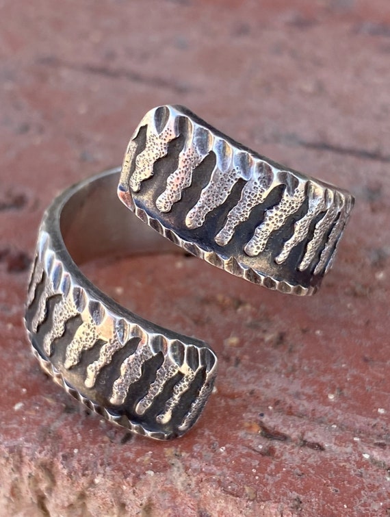 Vintage 1990s Y2K Silver Statement Wrap Ring w Flames… - Gem