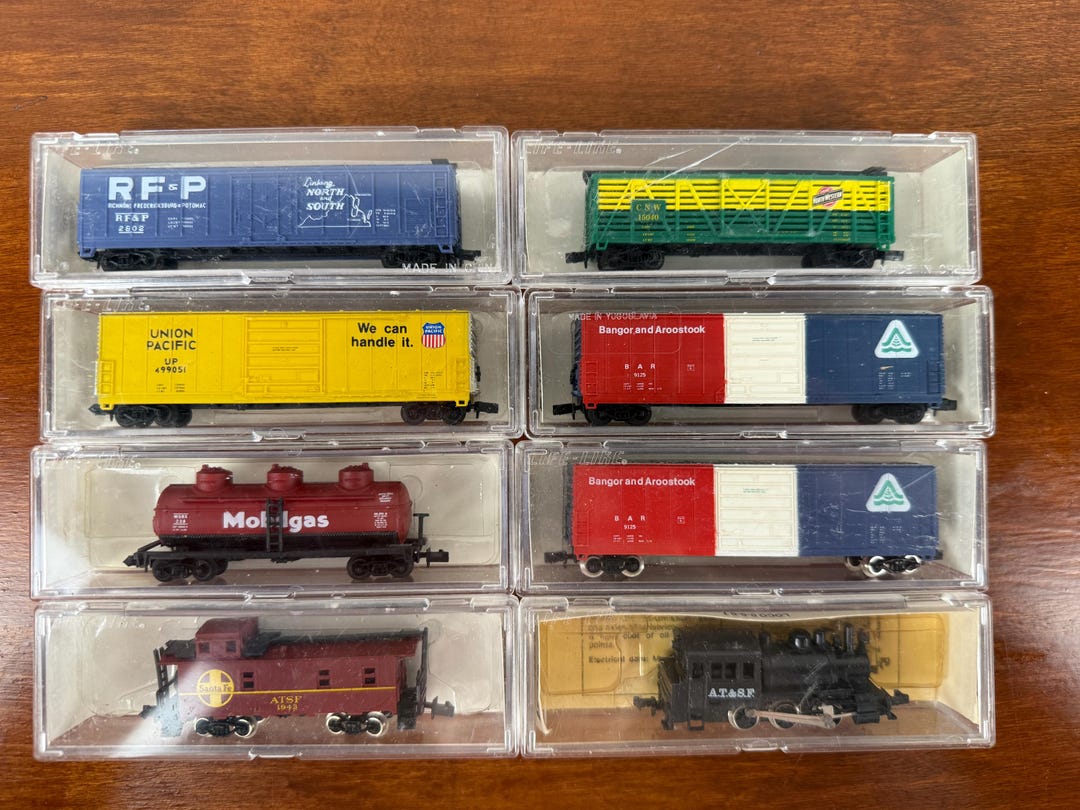 Life-like N Scale Locomotive A.T.&S.F. 7782 Plus Caboose, Tanker and 5 ...