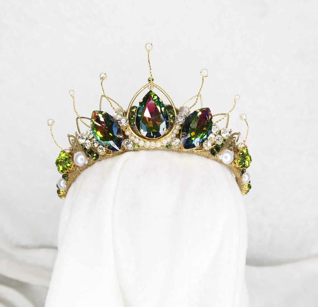 Froschkönig inspirierte Krone Gold mit grünem Schmuckstein und ...