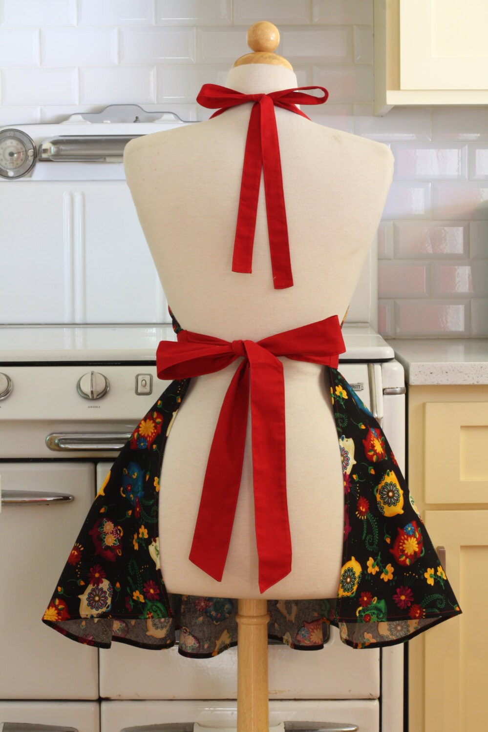 Retro Apron Spanish Style Piggy Banks on Black - BELLA - Etsy