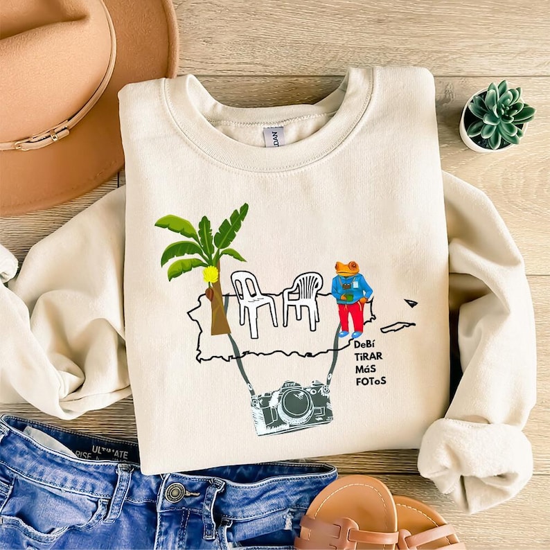 Debi Tirar Mas Fotos Png, Puerto Rico Merchandise Png , Fan Outfit ...