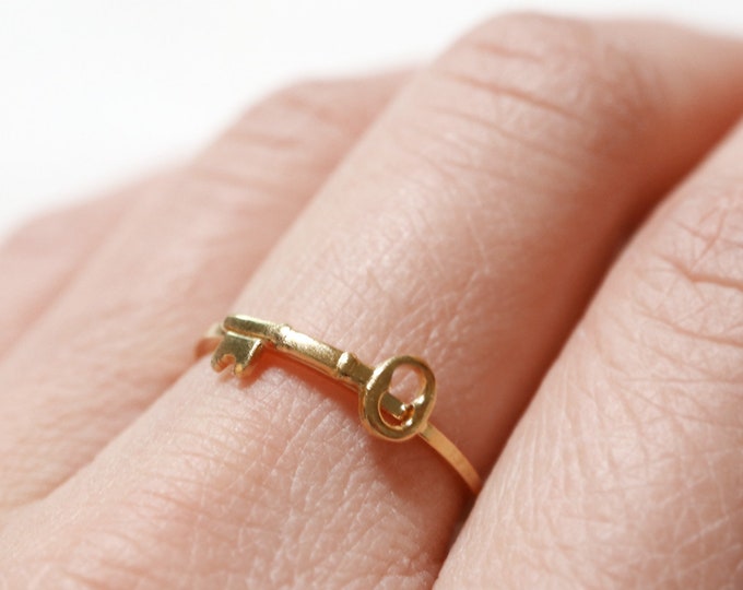 Skeleton Key Ring // Silver or Gold Filled . Vintage Style Stackable ...