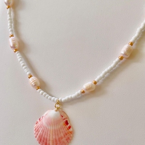 Mari Calico Necklace / Freshwater Pearls W/ Calico Scallop Shell - Etsy