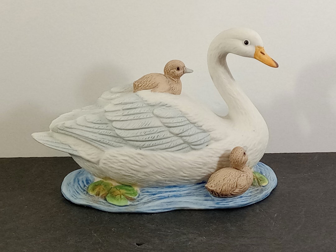 Homco Swan Swimming on a Pond With Her 2 Babies #1467 for Home ...