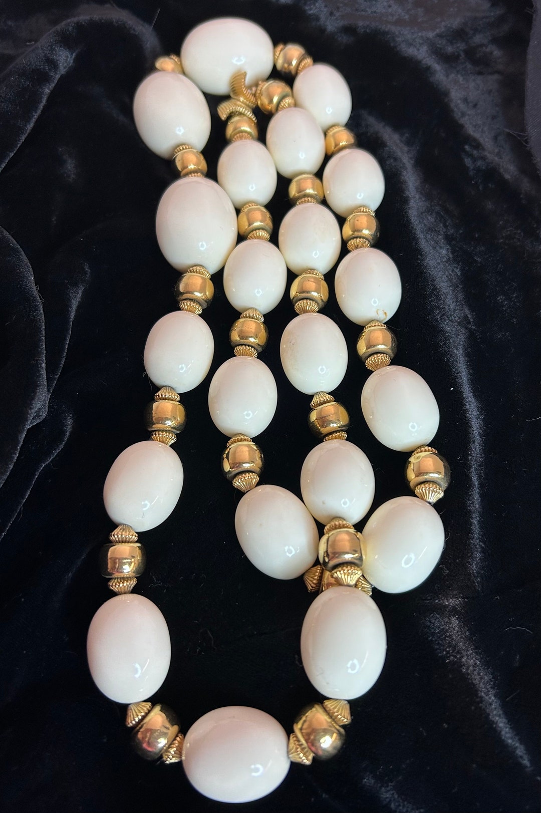 Vintage 1960’s Crown Trifari Graduated White Ivory Colored Lucite With ...