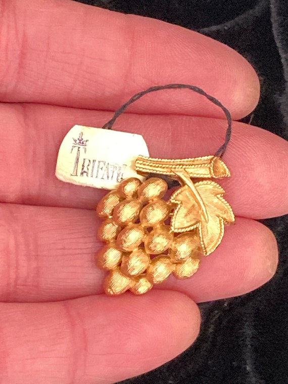 1950s Crown Trifari Golden Grapes Brooch W Original T… - Gem