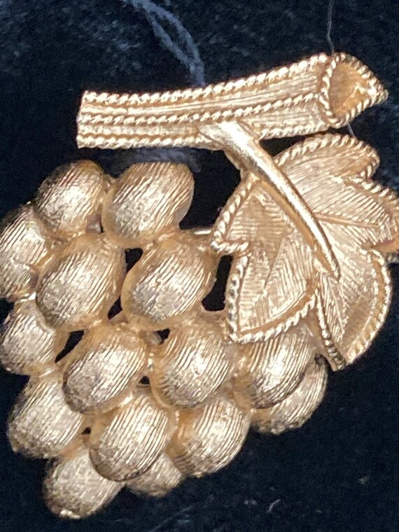 1950s Crown Trifari Golden Grapes Brooch W Original T… - Gem