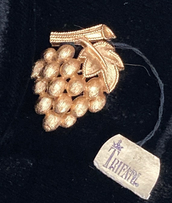 1950s Crown Trifari Golden Grapes Brooch W Original T… - Gem