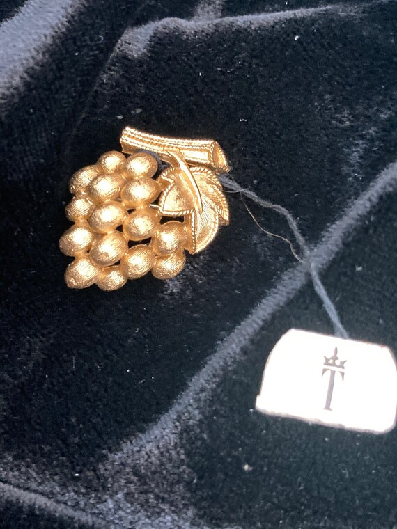 1950s Crown Trifari Golden Grapes Brooch W Original T… - Gem