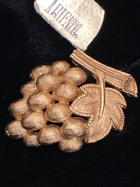1950s Crown Trifari Golden Grapes Brooch W Original T… - Gem