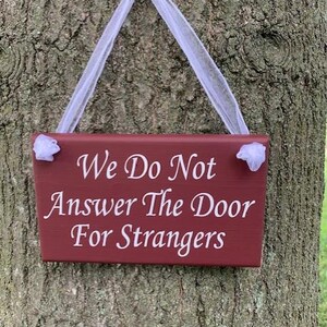 Door Sign for Home We Do Not Answer Door for Strangers Wood Sign Vinyl ...