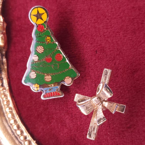 Vintage Avon Christmas Pin Set: Enamel Tree & Goldton… - Gem